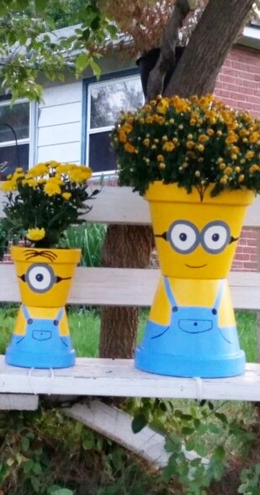 Super Cute Minion Crafts - Flower Pots Painted Like Minions (flower pot ...